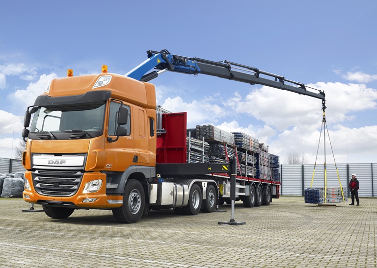 DAF introduces tractor with steered trailing axle - DAF Trucks N.V.