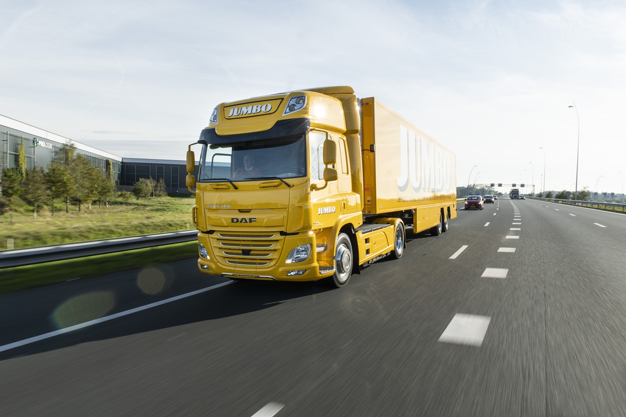 Jumbo takes delivery of first DAF CF Electric - DAF Trucks N.V.