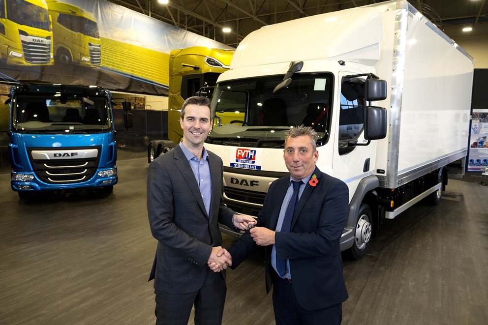 First DAF LF with new PACCAR driveline delivered - DAF Trucks N.V.
