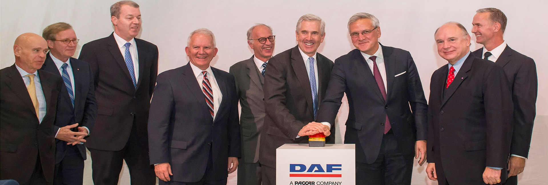 DAF opent nieuwe state of the art cabinelakstraat in Westerlo - DAF ...